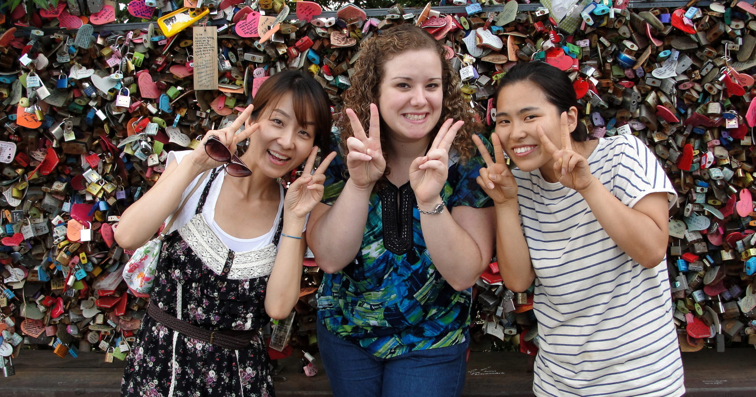 Hackers Can Steal Your Fingerprints If You Flash The ‘Peace’ Sign In Photos