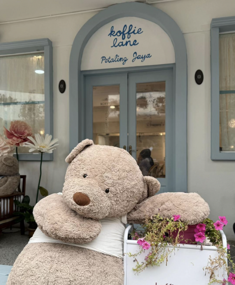 You Can Get Unique Tiramisu Tea And Fluffy Waffles At This Charming ...