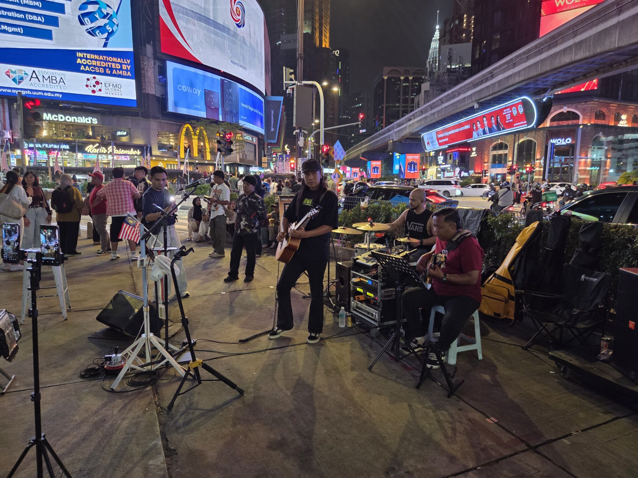 [VIDEO] KL Busker’s Show Turns Into Unexpected “Concert” With Local ...