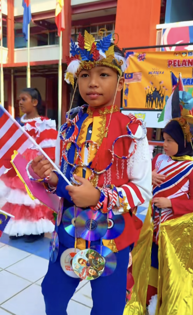 Busana Merdeka Paling Kreatif, Ibu Bapa Guna Plastik Roti & Sampul Raya ...