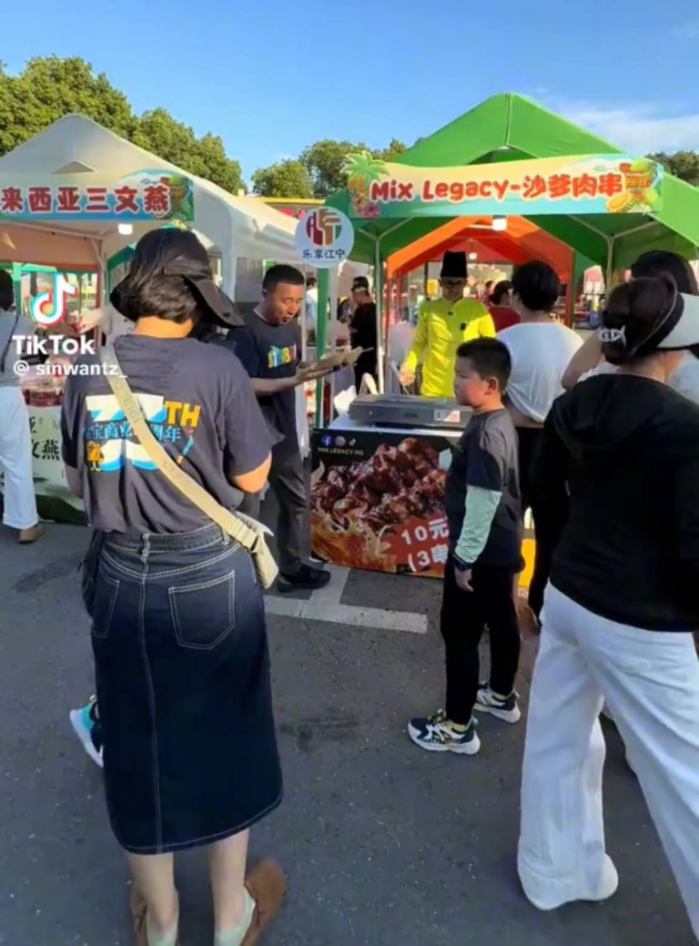 Malaysian Satay Stall In China Sold Out 1,500 Sticks Under An Hour