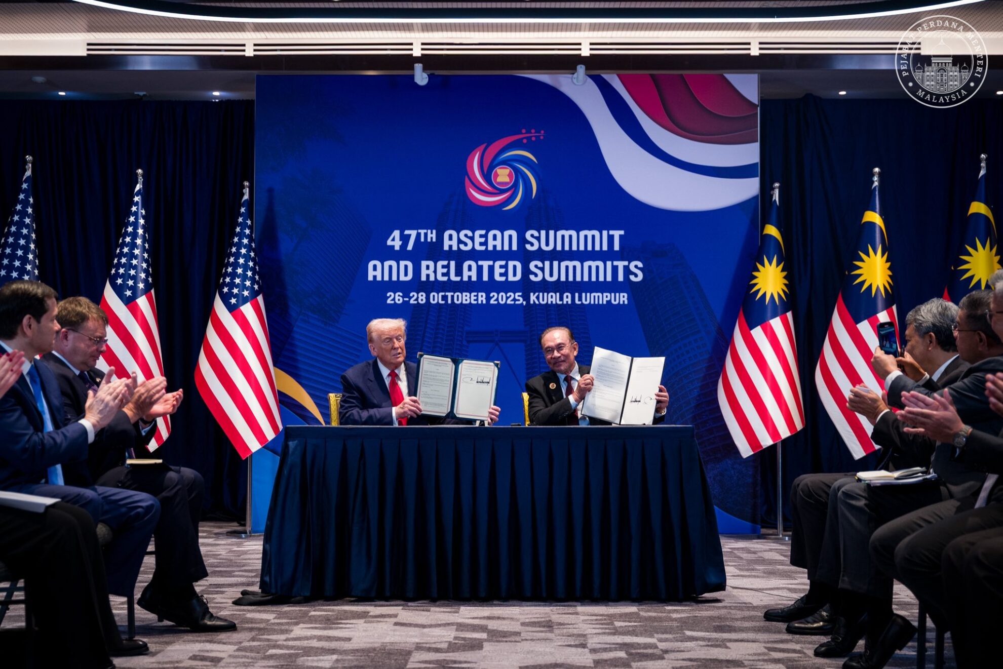 Donald Trump Puji Tanda Tangan Anwar Ibrahim Nampak ‘Artistik’ & Unik