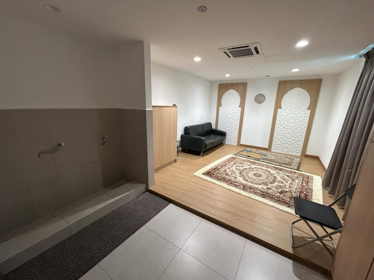 Netizen Kongsi Gambar Ruang Solat Di Tempat Kerja, Ada Yang Hanya Solat ...