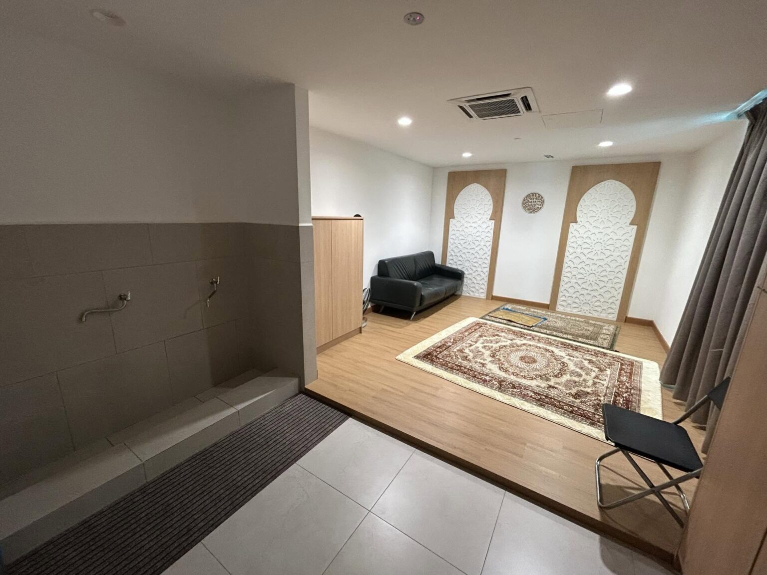 Netizen Kongsi Gambar Ruang Solat Di Tempat Kerja, Ada Yang Hanya Solat ...