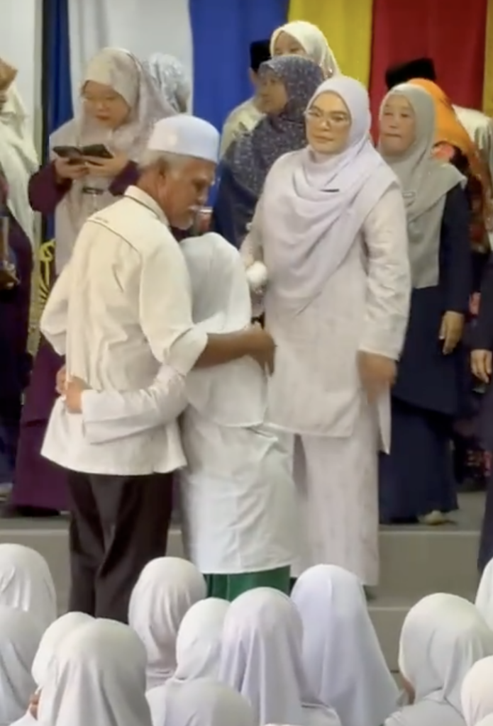 Pak Cik Guard Bersara Diraikan Sekolah, Murid Berlari Peluk & Nangis Di ...