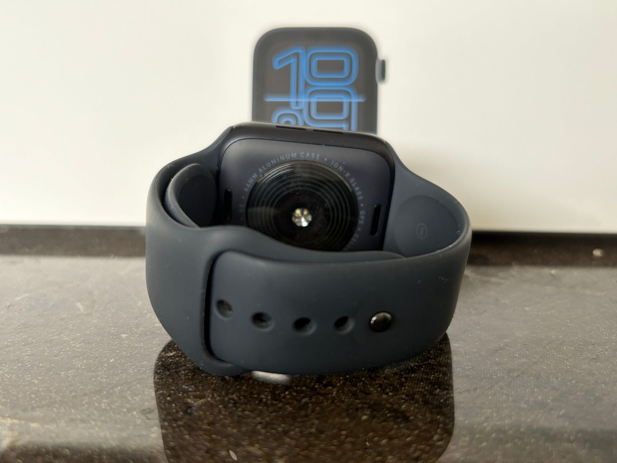 Don’t Want To Break The Bank For A Smartwatch? The Apple Watch SE 3 Is ...