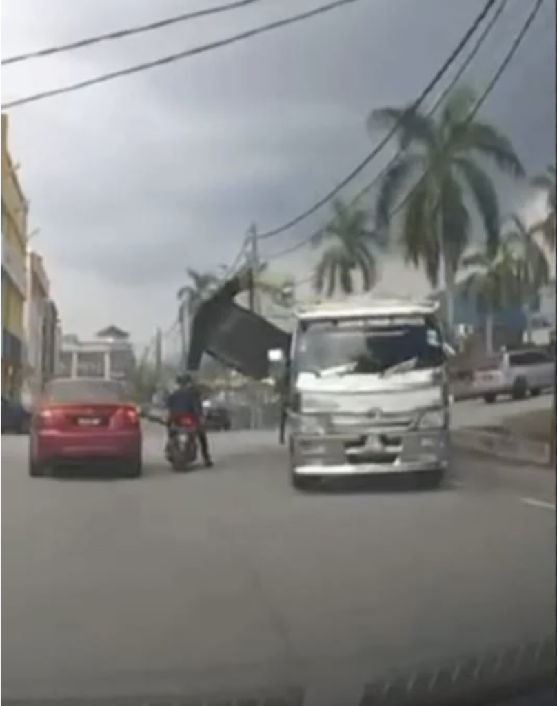 Burger Stall Falls Off Lorry And Hits Motorcyclist In Taiping