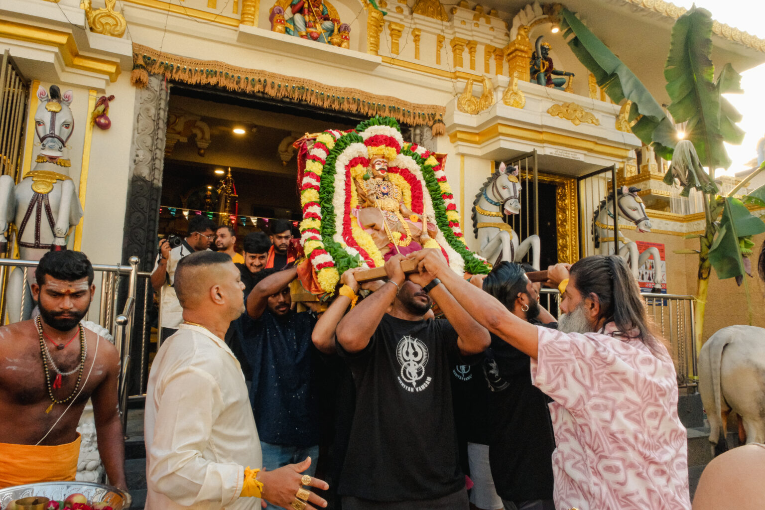 Carrying Faith: A Photographer Captures The Powerful Surrender At Kuil ...