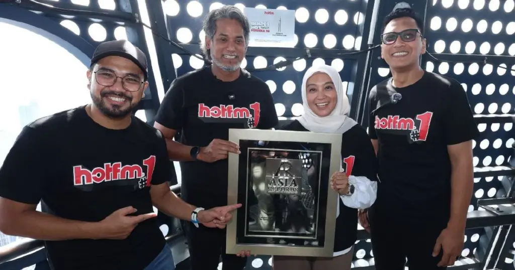 Hot FM Cipta Sejarah Bersiaran Langsung Dari Bangunan Tertinggi Negara ...