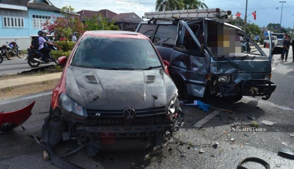 Falling Lamp Post Kills Teenager In Kuala Terengganu Freak Accident