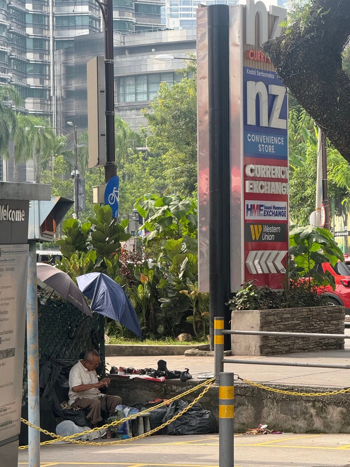 Kisah Pak Cik Pengilat Kasut Caj RM5 Buat Ramai Tersentuh – “Duit Cukup ...