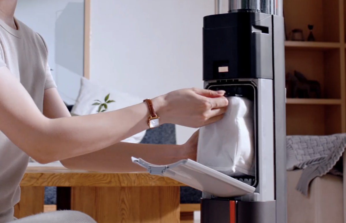 Are Auto-Empty Vacuum Stations Actually Worth The Extra Money? Here’s ...
